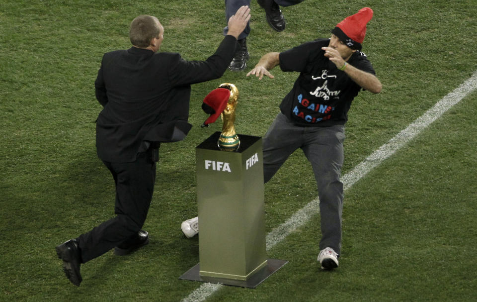 Jimmy Jump goes after the trophy : r/pics